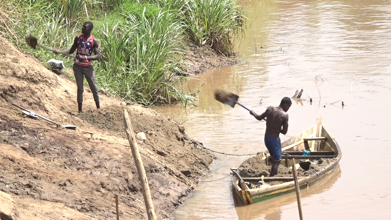 Youths find refuge in sand mining after pandemic disruptions – Kenya ...