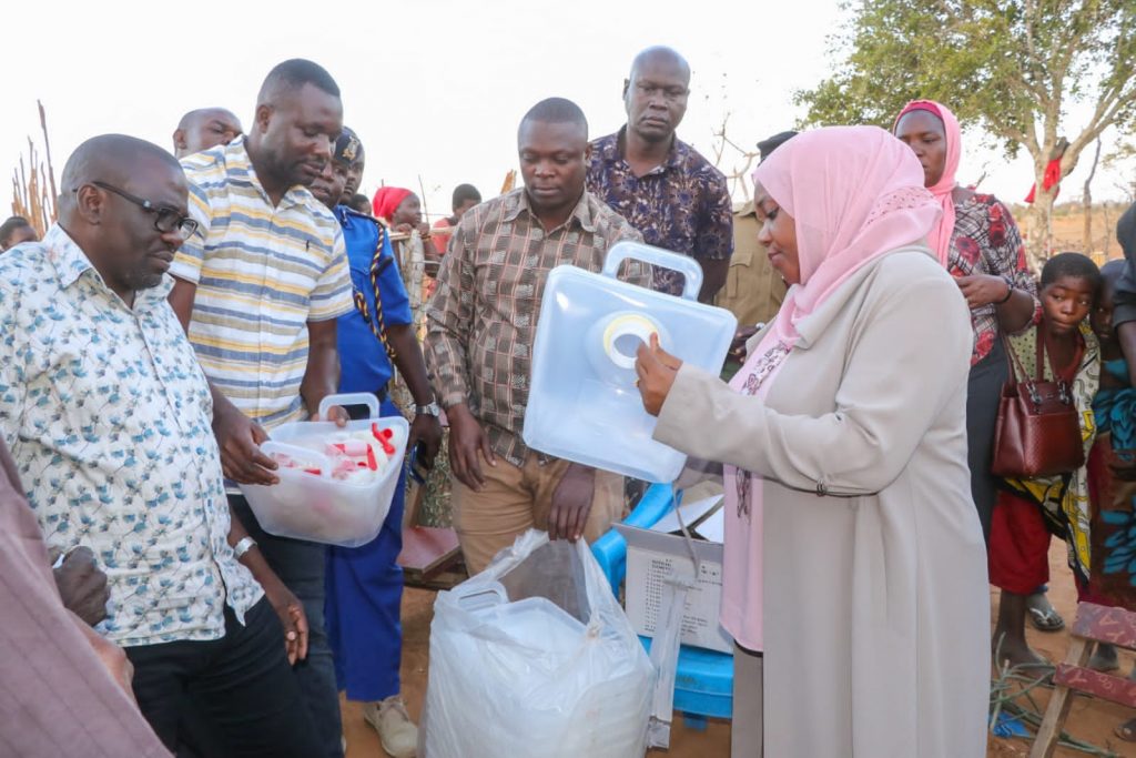 Governor Achani visits 25 displaced persons, donates relief items – KNA